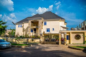 Caledonian Suites (Abuja, Usuma Street), otel  Abuja'dan