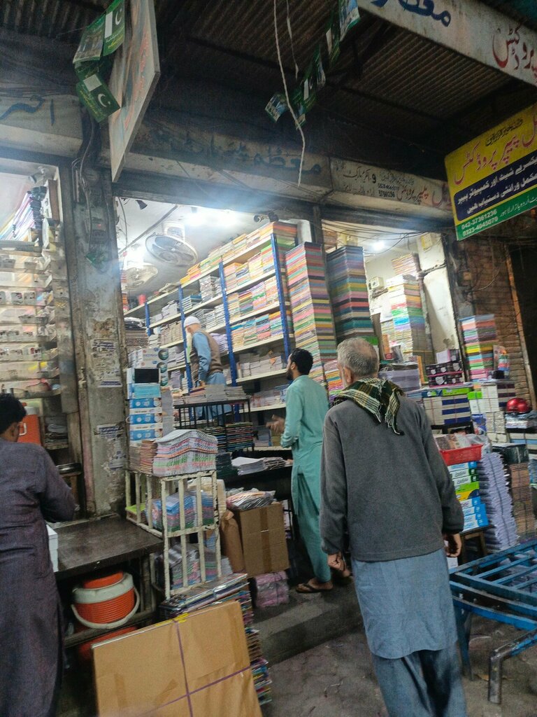 Elektronik ofis ekipmanları sarf malzemeleri Moazzam Paper Mart, Lahor, foto