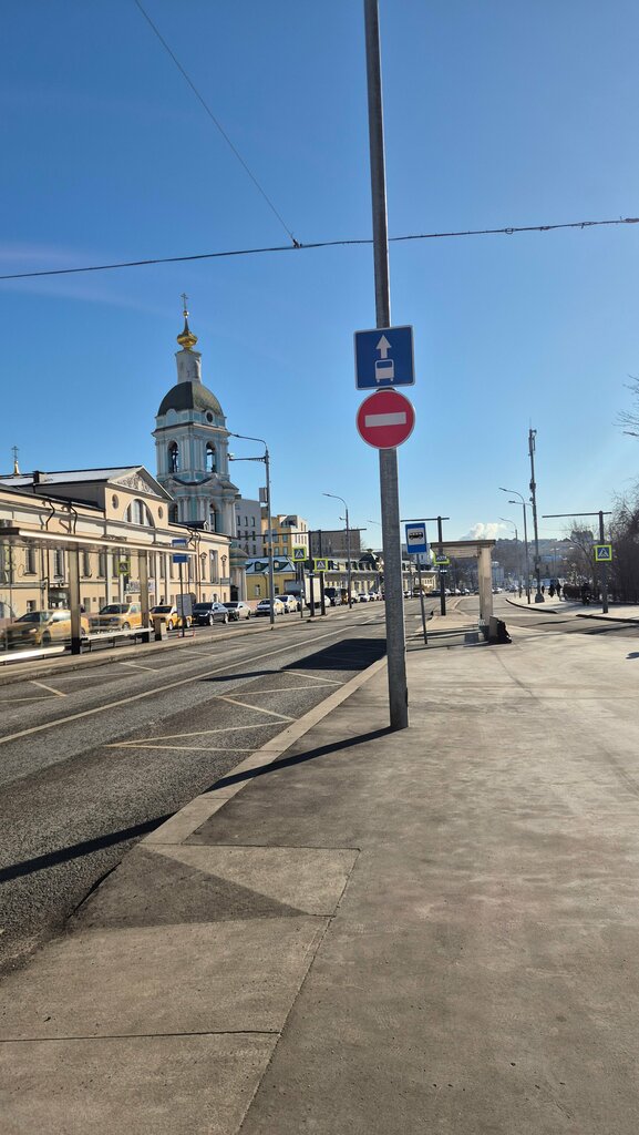 Toplu taşıma durağı Yauzskiye Vorota, Moskova, foto