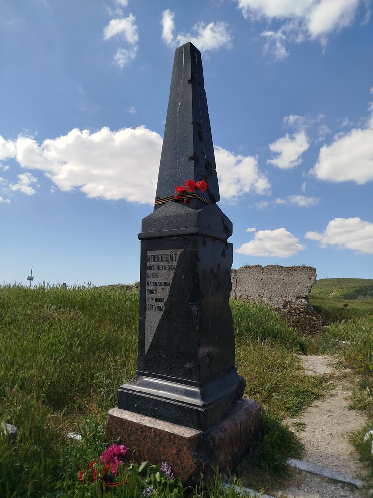 Ünlü kişilerin mezarları Могила борт-механика М.Т. Медведева, İnkerman, foto