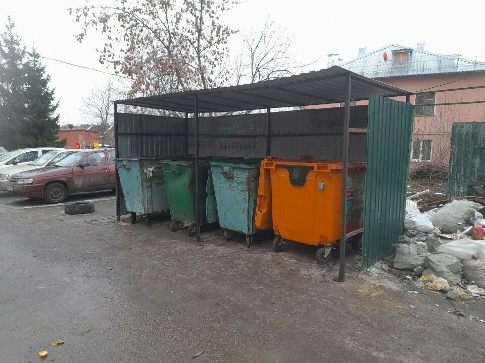 Ayrı çöp toplama noktası Пункт приема бумаги, пластика, Tula, foto