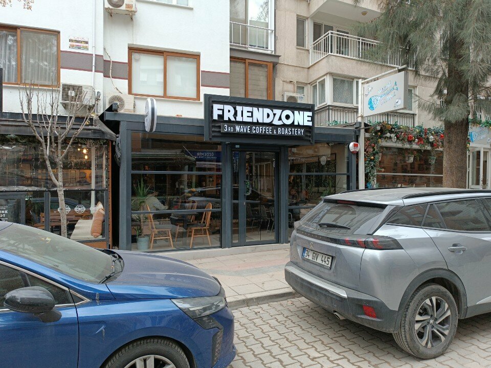 Kahve dükkanları Cafe Friendzone 3rd Wave Coffee & Roastery, İzmir, foto