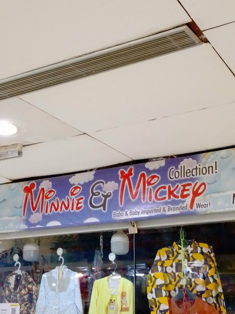 Giyim pazarı Minnie And mickep, Karaçi, foto