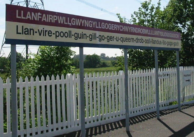 Tren istasyonu Llanfairpwllgwyngyllgogerychwyrndrobwllllantysiliogogogoch Railway Station, Galler, foto