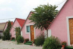 V Gostyakh u Ernesta (Autonomous Republic of Crimea, Sudak, ulitsa Baka-Tash), otel  Sudak'tan