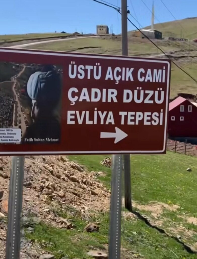Turistik yerler Kadırga Yaylası Tarihi Üstü Açık Cami Çadırdüzü Evliya Tepesi, Kürtün, foto