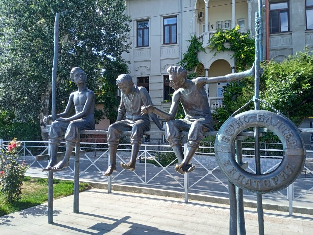 Park, sokak heykeli Борису Балтеру и его героям, Yevpatorya, foto