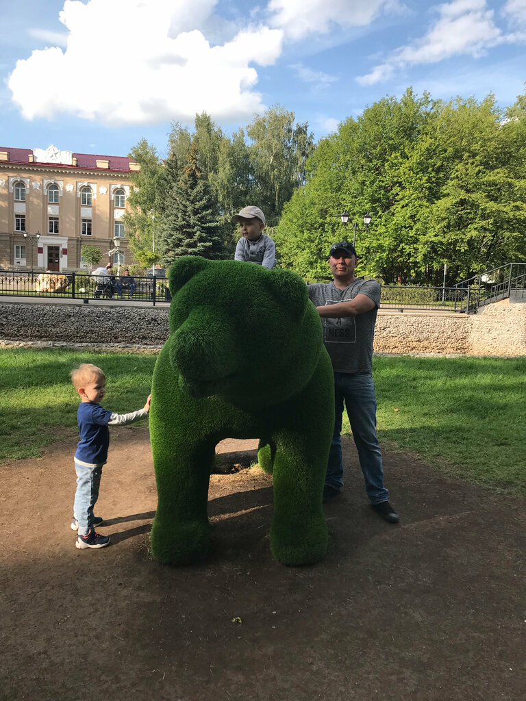 Park, sokak heykeli Зелёный медведь, Oktiabrski, foto