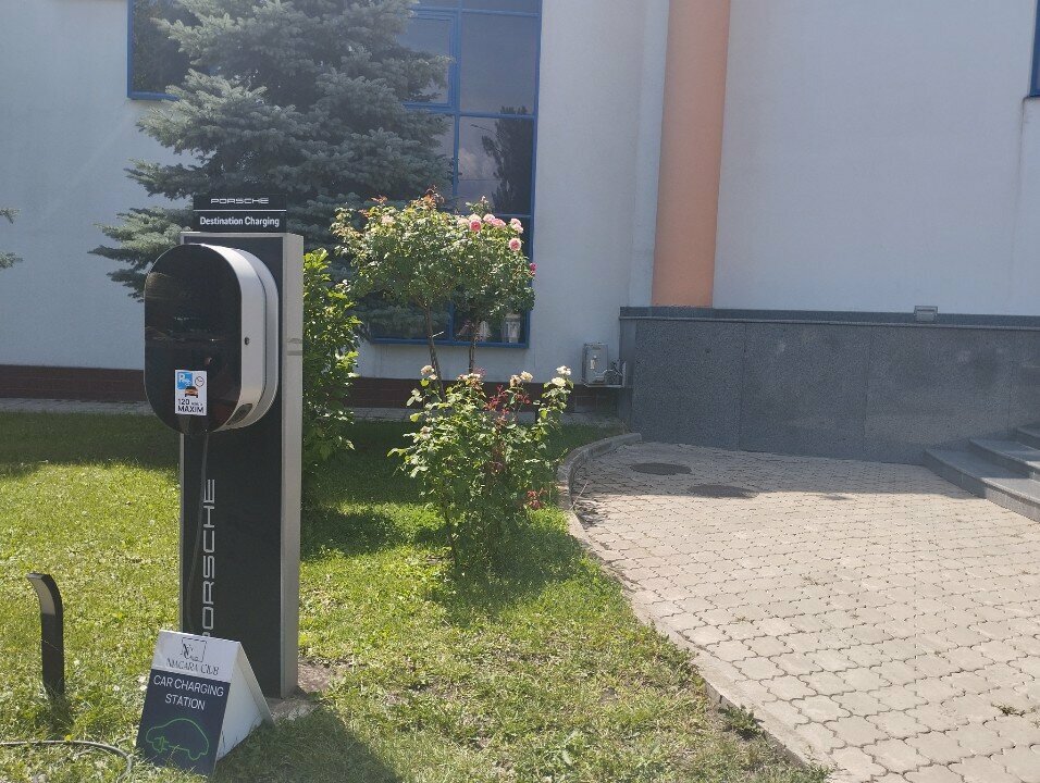 Elektrikli oto şarj istasyonları Porsche Destination Charging Station, Kişinev, foto