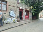 Вино (Hovanes Tumanianis Street No:7), şarap yapımı ekipmanları  Tiflis'ten