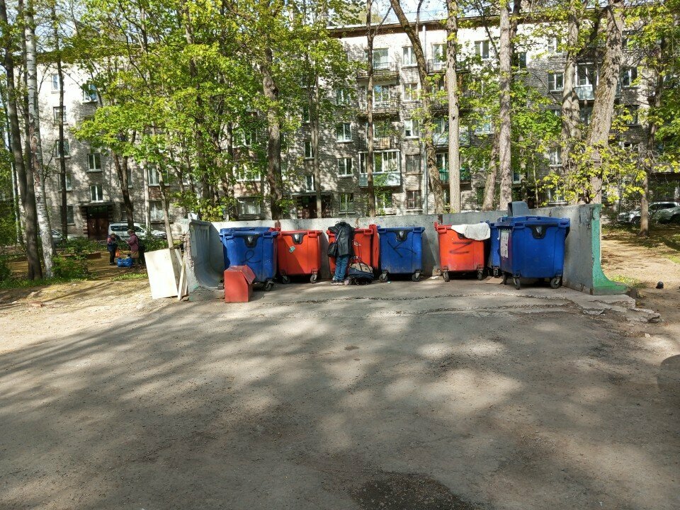 Ayrı çöp toplama noktası Пункт приема пластика, Saint‑Petersburg, foto
