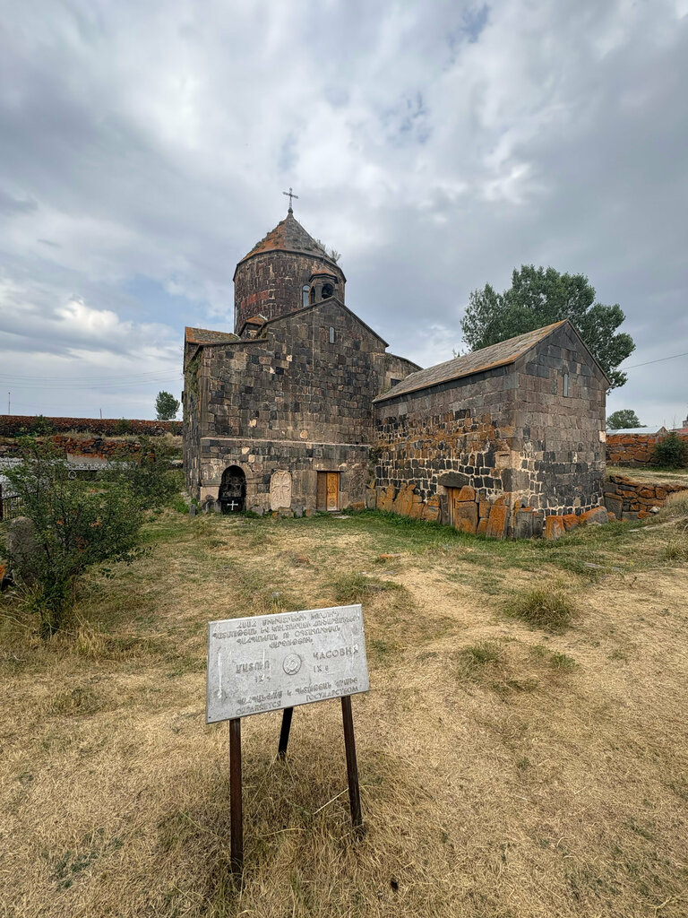 Dağ zirvesi Makqenyac, Geğarkunik, foto