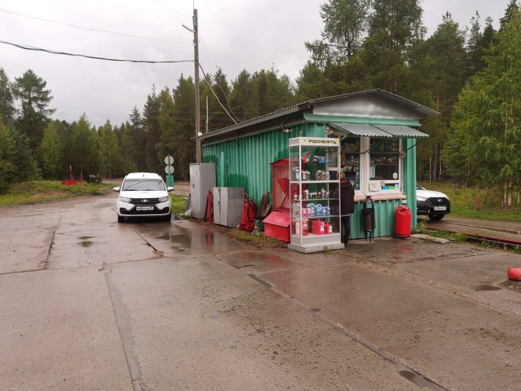 Benzin istasyonu Resurs Oil, Niandoma, foto