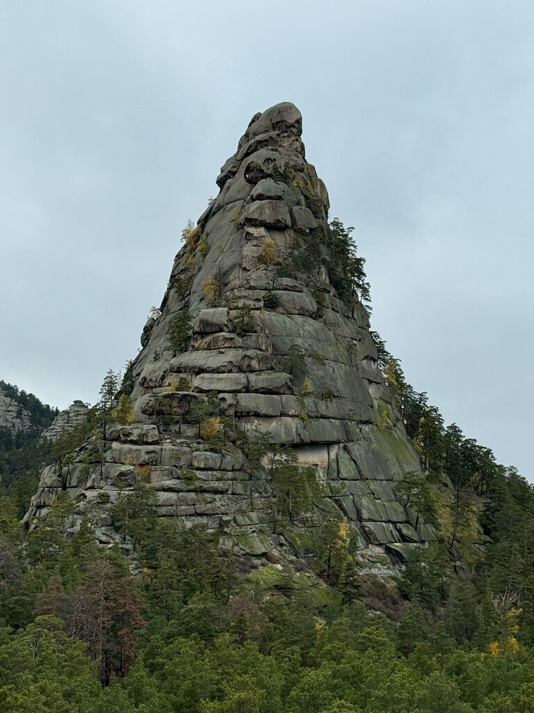 Dağ zirvesi Maxim Gorky Rock, Akmola eyaleti, foto