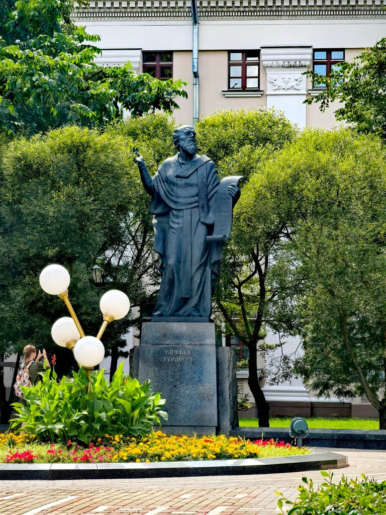 Meydan skvier imia Kiryly Turaŭskaha, Gomel, foto