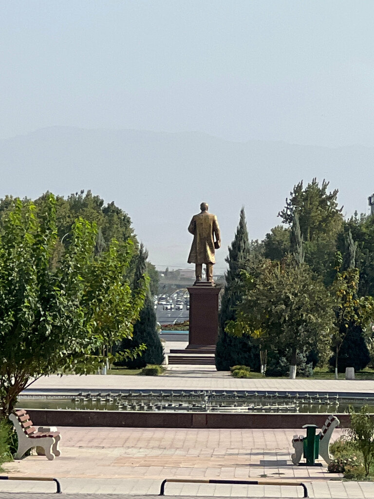 Anıt, heykel Sh. Rashidov, Cizzak, foto
