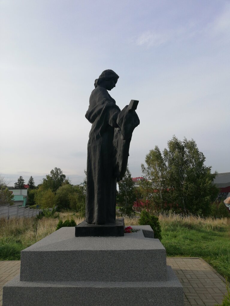 Anıt, heykel Скорбящая мать, Volozhin, foto