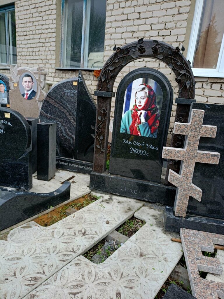 Heykel ve mezarlık taşı üreticileri Гранитная мастерская Памятники в п. Волово, Lipetskaya oblastı, foto