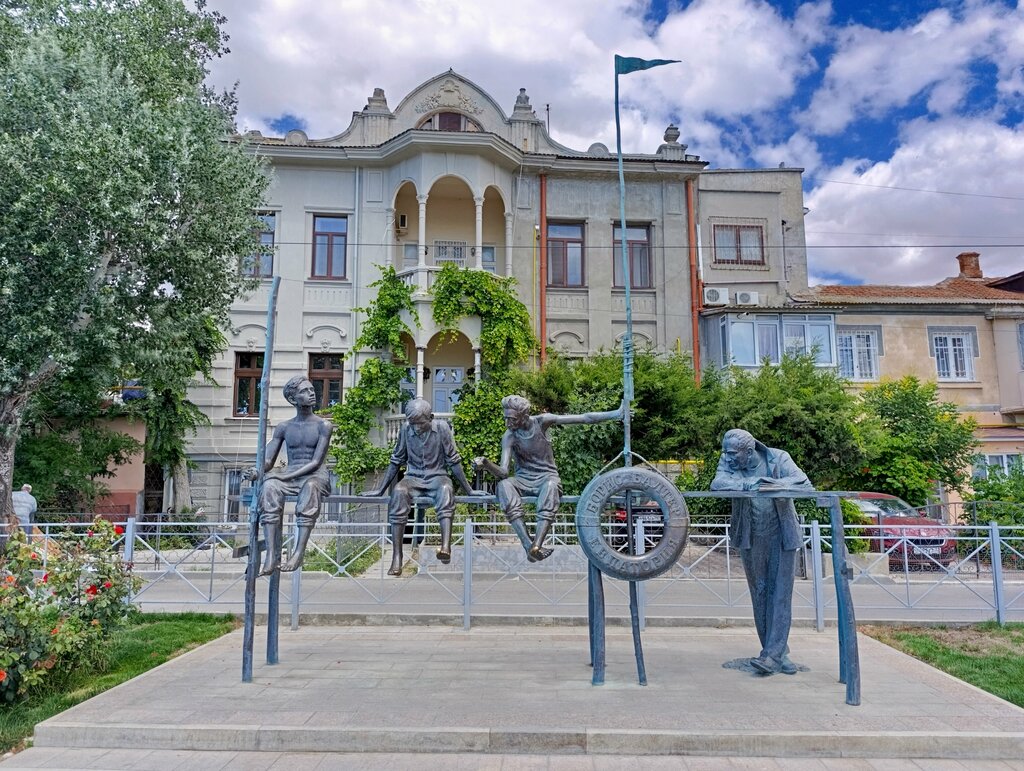 Park, sokak heykeli Борису Балтеру и его героям, Yevpatorya, foto