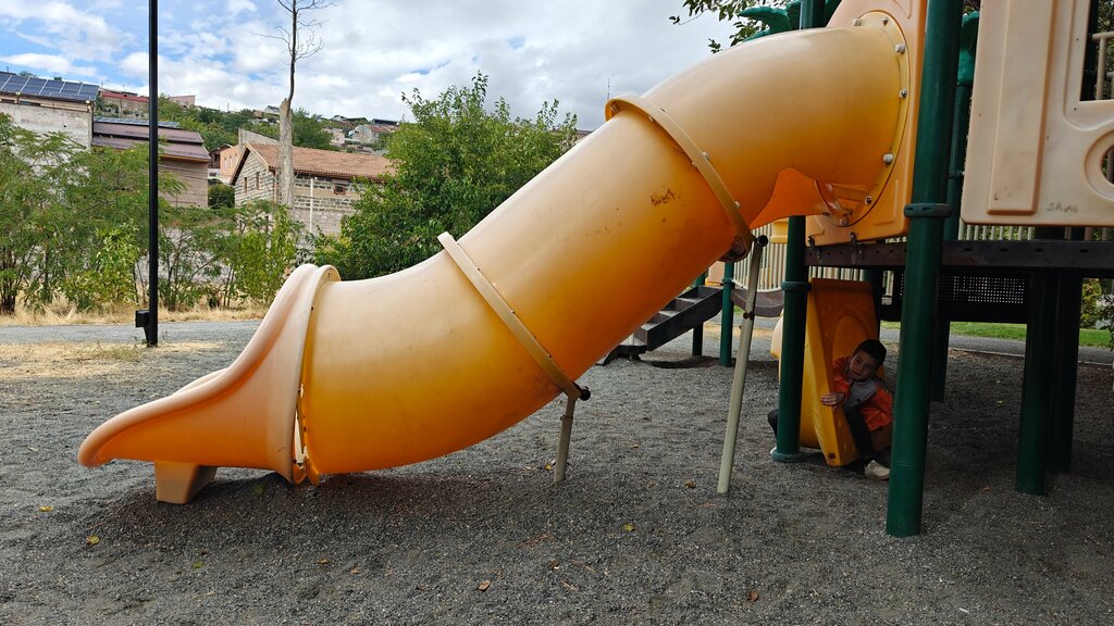 Oyun alanı Children playground, Erivan, foto