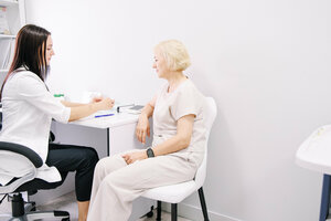 Содействие (Pushkina Street No:2А, Yekaterinburg), tıp merkezleri ve klinikler  Yekaterinburg'dan