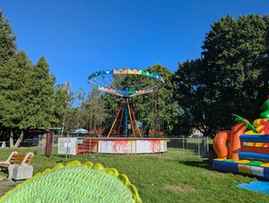 Amusement ride (Bresckaja voblasć, Town of Biaroza, Tsentralny park), atraksiyon  Berioza'dan