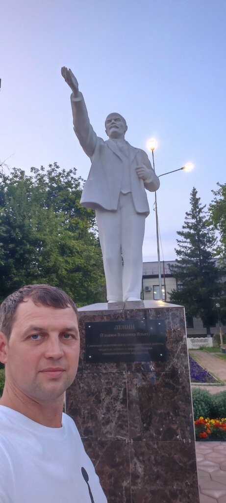 Anıt, heykel В.И. Ленин, Tümen (Tiumenskaya) oblastı, foto