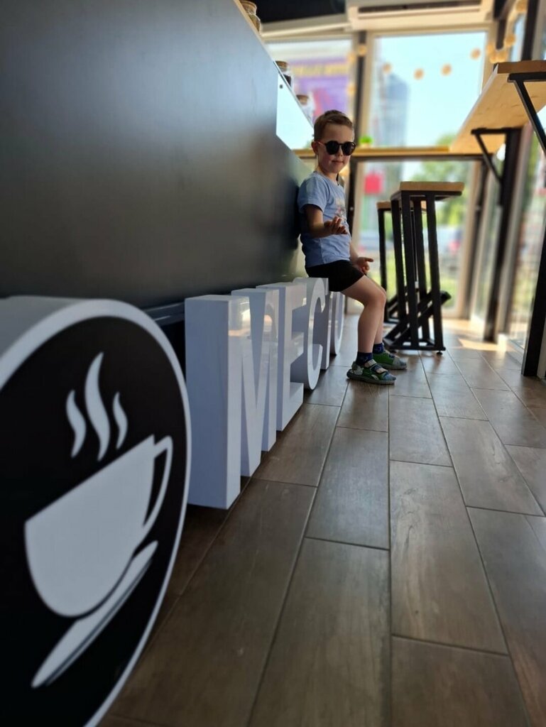 Kahve dükkanları Место, Rossoş, foto