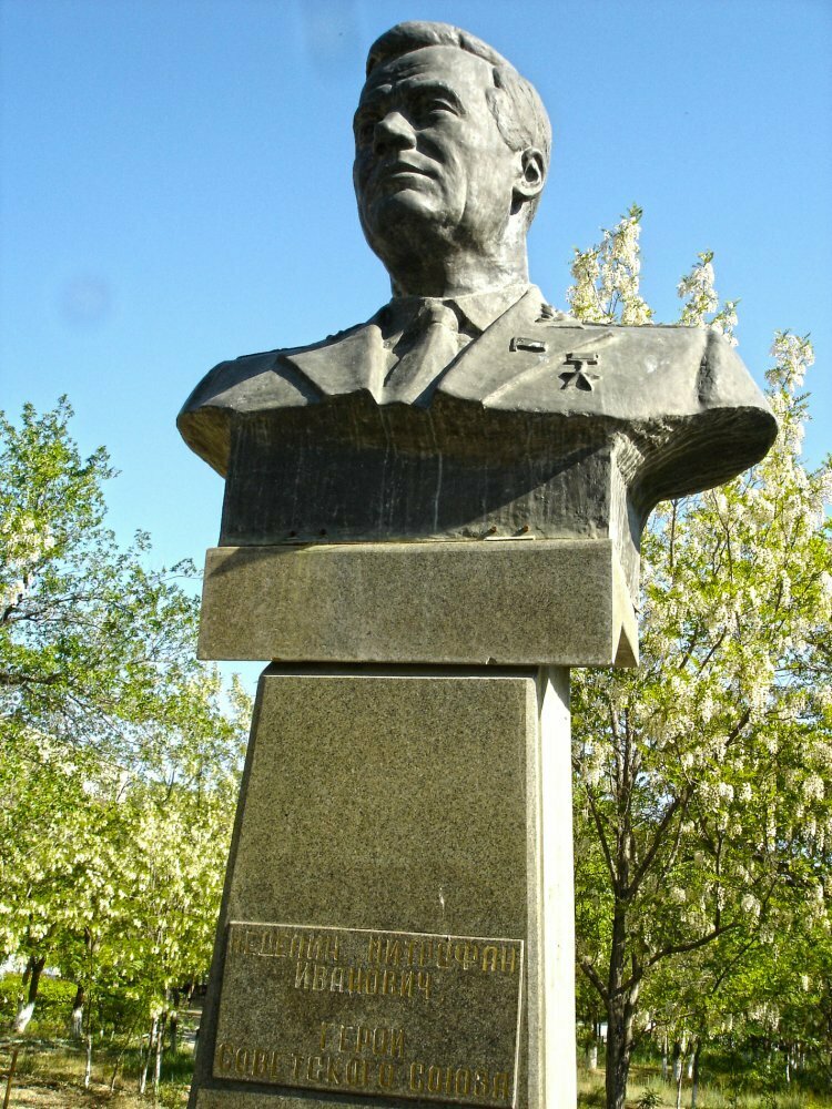 Anıt, heykel M.I. Nedelin, Baykonur, foto