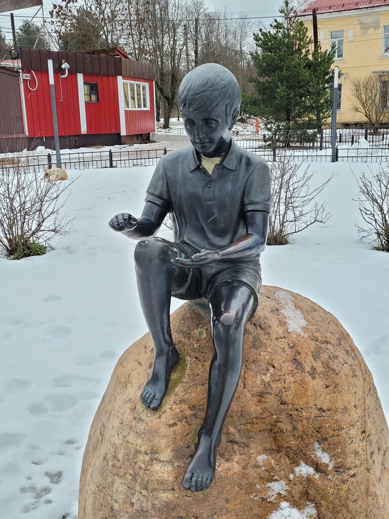 Park, sokak heykeli Читающий мальчик, Saint‑Petersburg ve Leningradskaya oblastı, foto