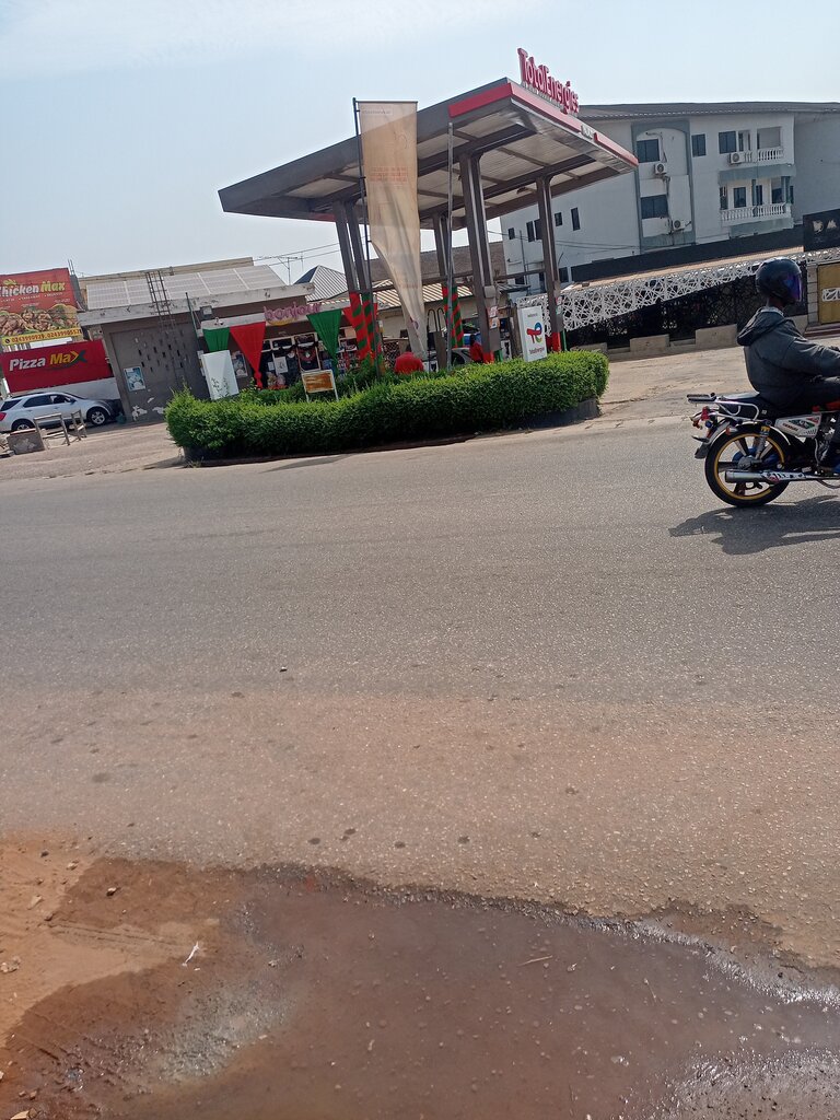 Benzin istasyonu Total Filling Station - Palace 1, Akra, foto