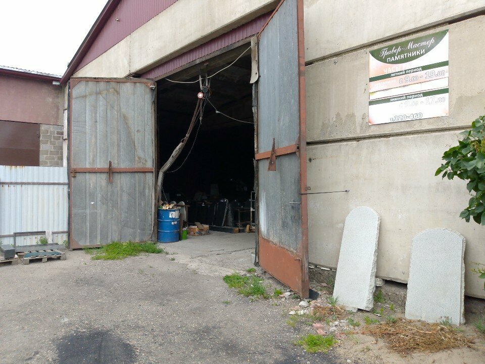 Heykel ve mezarlık taşı üreticileri Granitnaya masterskaya Graver Master, Abakan, foto