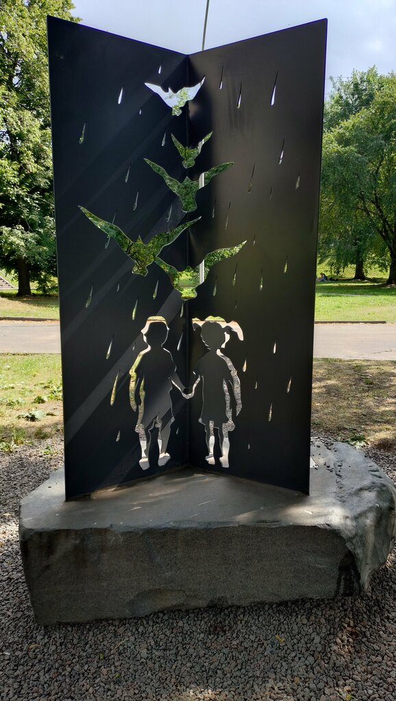 Park, sokak heykeli Арт-объект Чужих детей не бывает, Petrozavodsk, foto