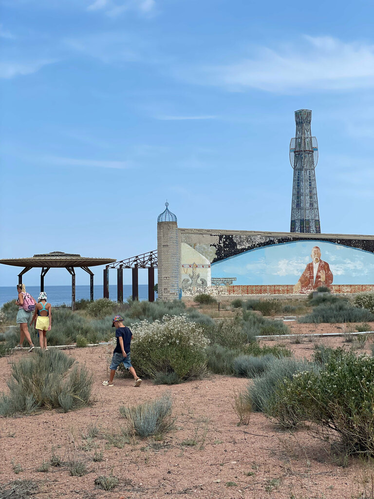 Turistik yerler Заброшенный культурный центр Аалам-Ордо, Issık Göl İli, foto