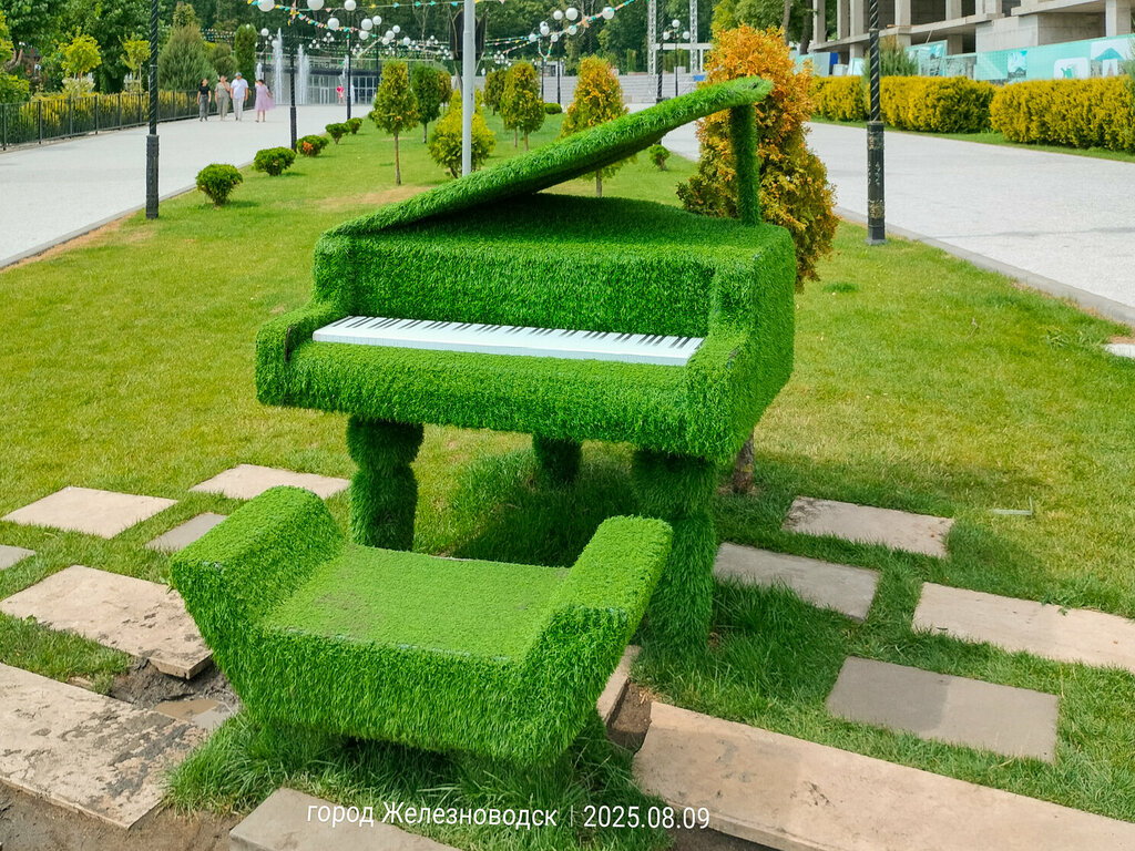 Dekorasyon ve süsleme, onur panosu Рояль в кустах, Zheleznovodsk, foto