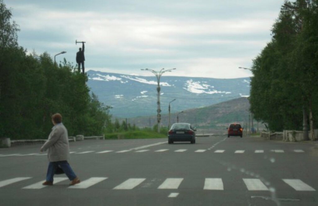 Anıt, heykel Покорителям Монче-тундры, Monchegorsk, foto