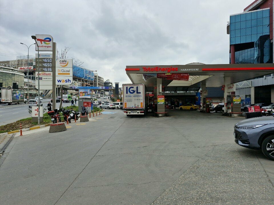 Benzin istasyonu TotalEnergies, İstanbul, foto