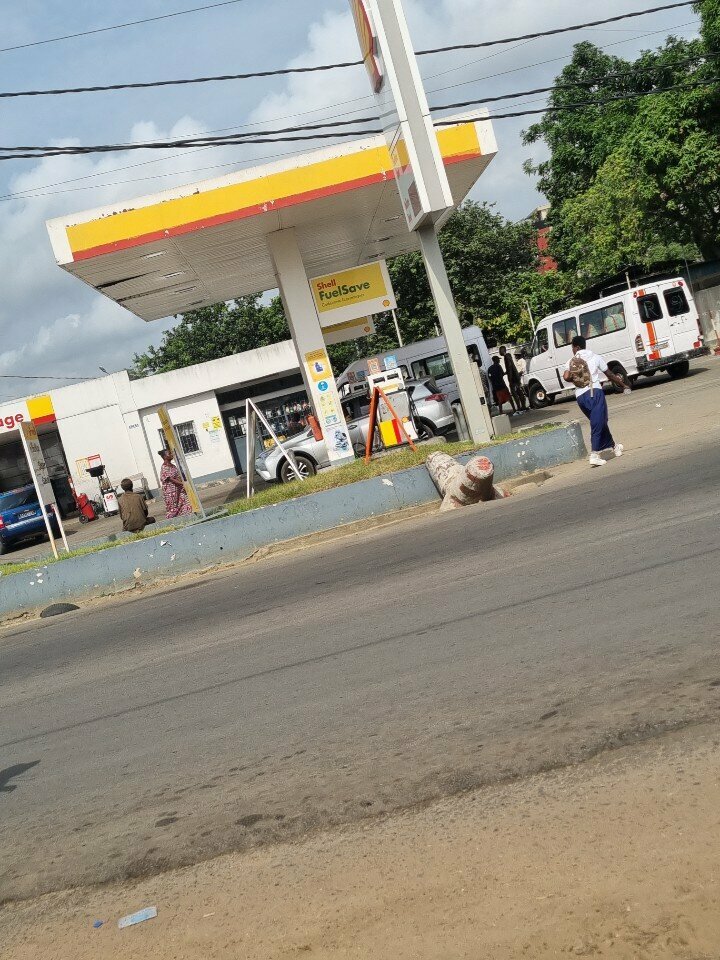 Benzin istasyonu Station Shell, Abican, foto