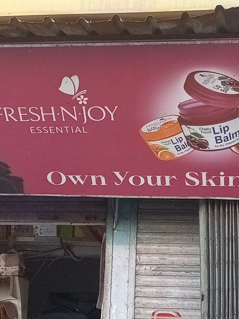 Kozmetik ve parfümeri mağazaları Own your skin, Karaçi, foto