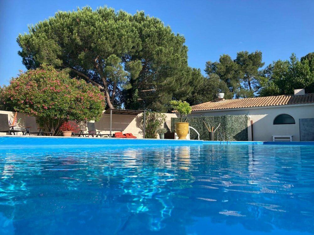 Otel Les Aubuns Country Hôtel, Saint‑Gilles, foto