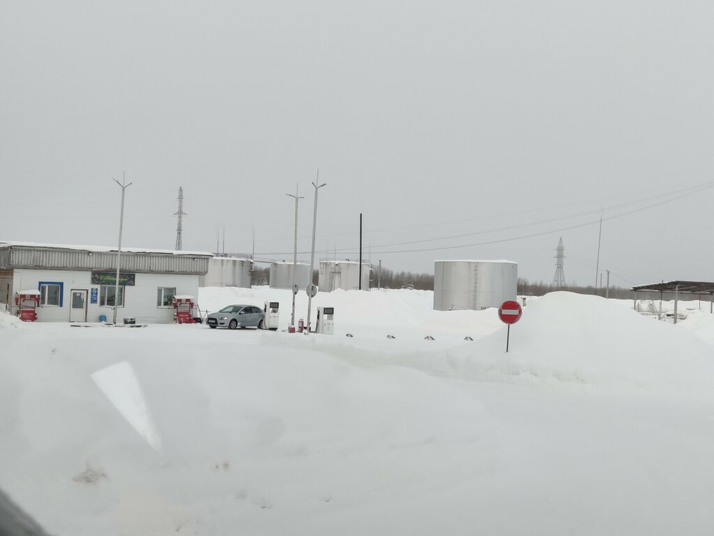 Benzin istasyonu Березовонефтепродукт, Hantı‑Mansi Özerk Okrugu, foto