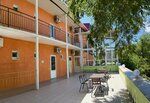 Yalos Hotel (Приморская улица No:11, лит.З, село Береговое), otel  Kırım Cumhuriyeti'nden
