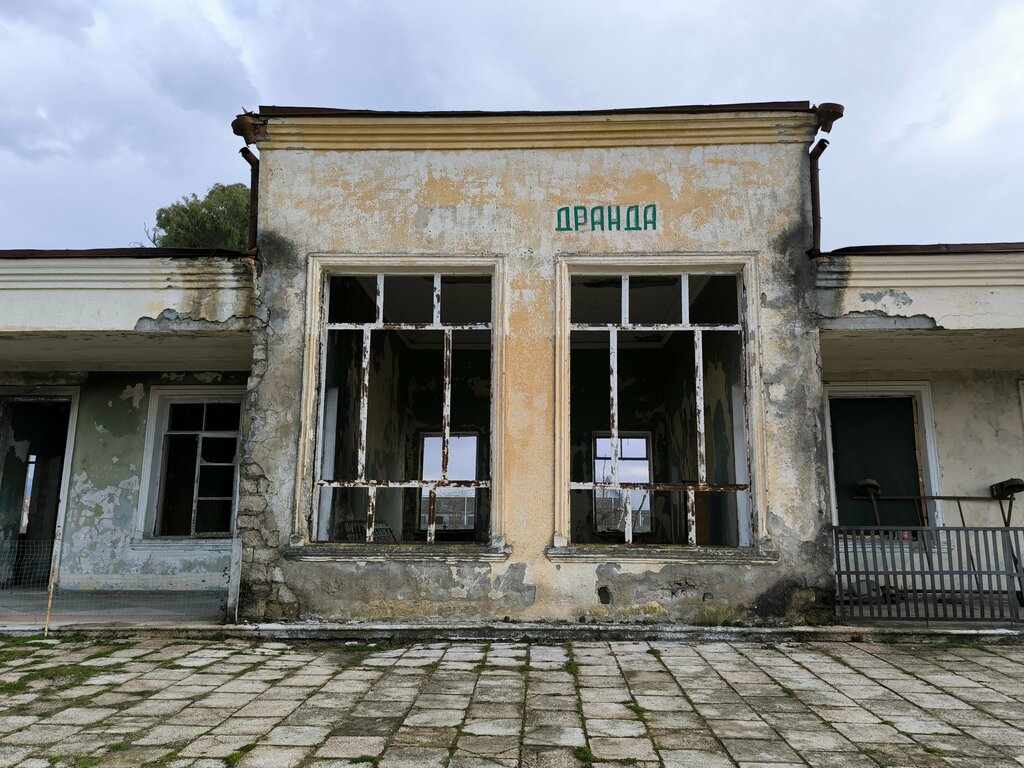 Yük istasyonu Dranda Station, Gulripş Bölgesi, foto