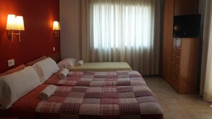 Marinada (Comunidad Autònoma de Cataluña, Tarragona, Cambrils, Calle Tarragona, 2), otel  Cambrils'ten