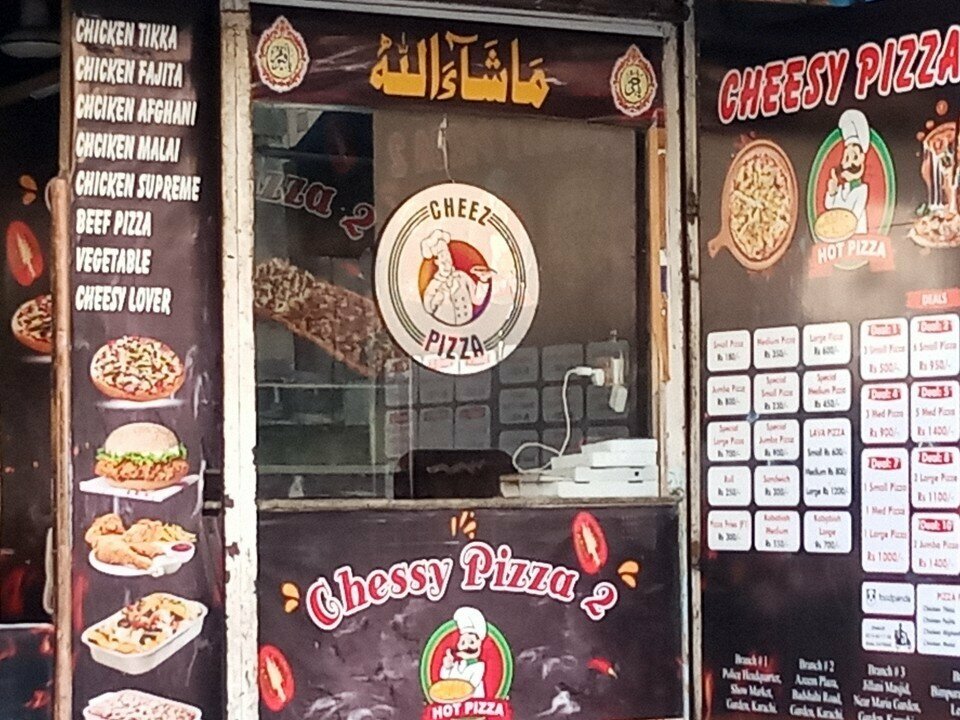 Kafe Chessy pizza 2, Karaçi, foto