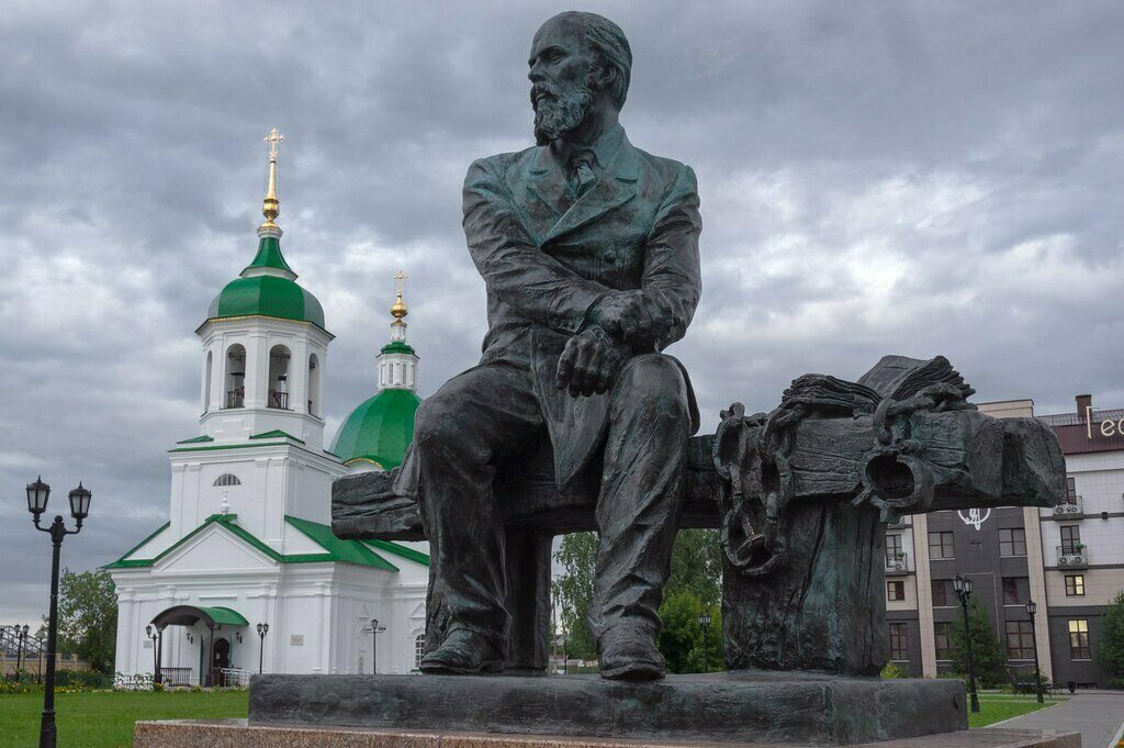 Anıt, heykel Ф.М. Достоевский, Tobolsk, foto