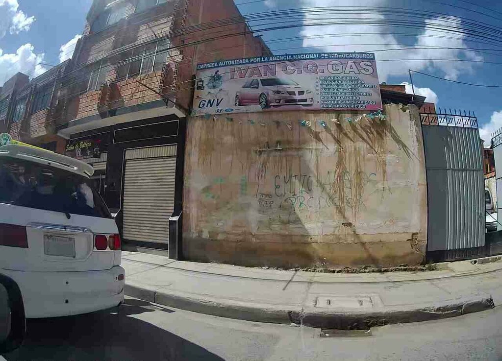 Oto döşeme Ivan C. Q. Gas, El Alto, foto