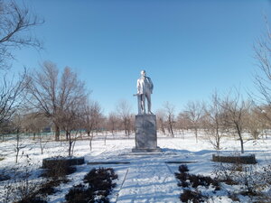 В.И. Ленин (Volgograd Region, Nikolayevskiy rayon, Solodushinskoye selskoye poseleniye, Solodushino village, Sovetskaya ulitsa), anıt, heykel  Volgogradskaya oblastından