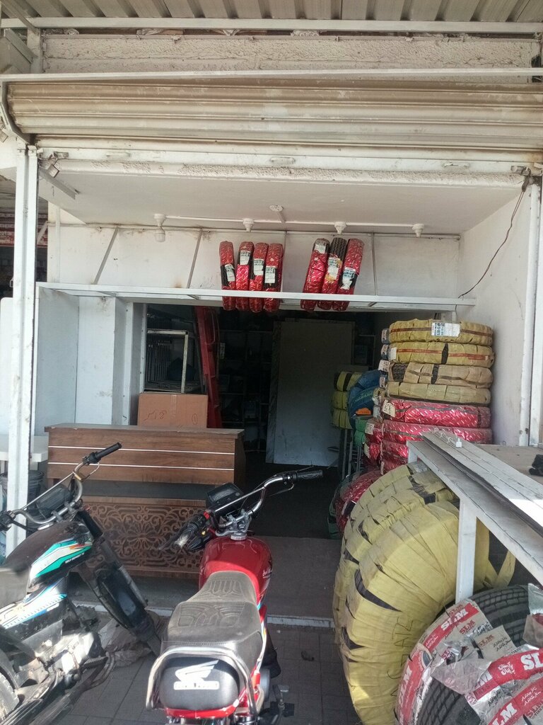 Jant ve lastikçiler Eman tyres works, Karaçi, foto