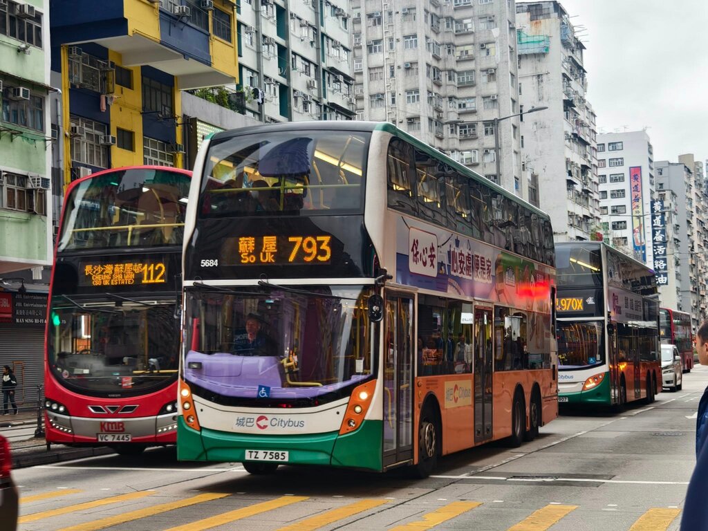 Toplu taşıma durağı Yen Chow Street, Kowloon, foto